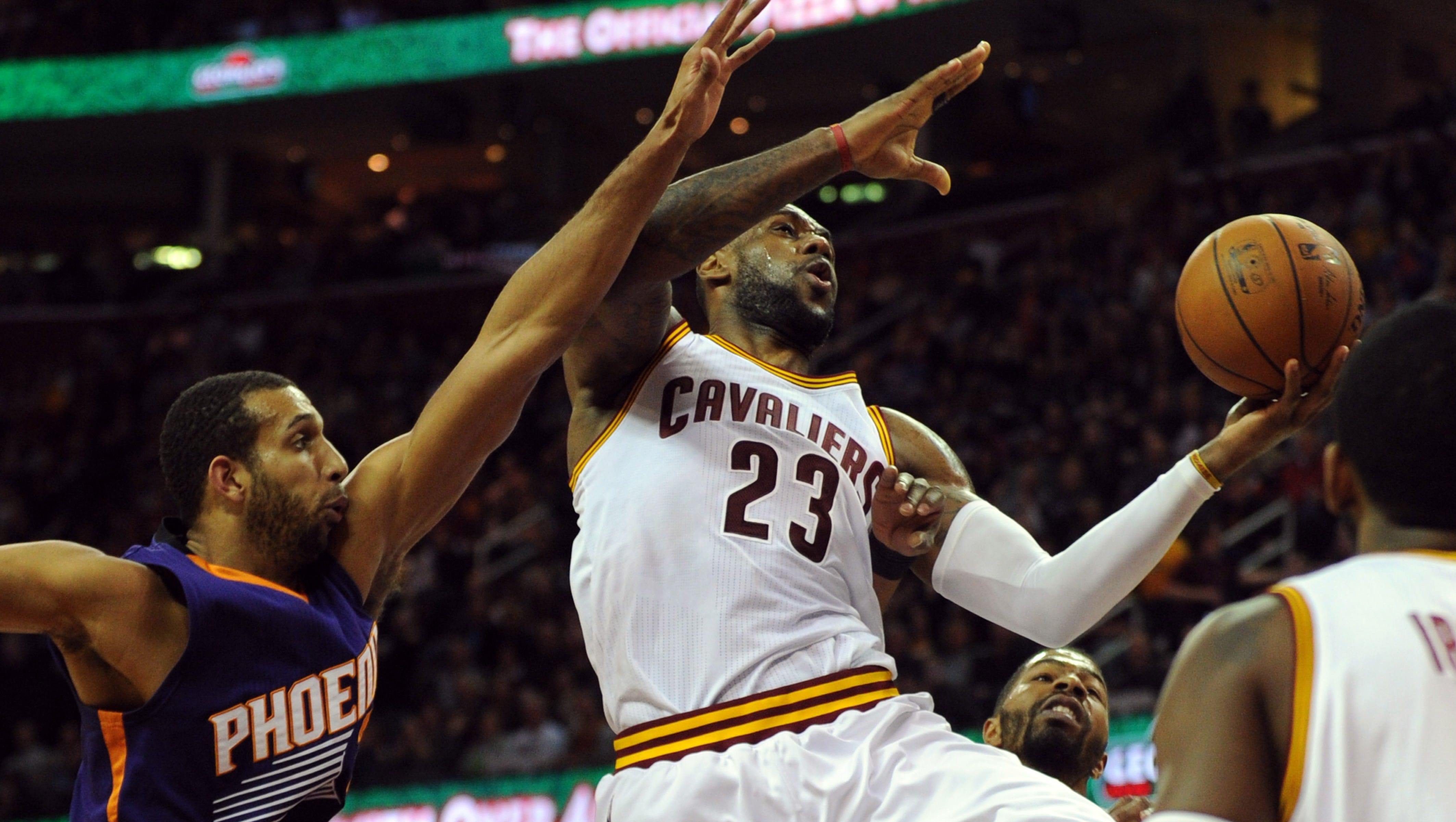 LeBron ties Cavs assist record in win over Suns