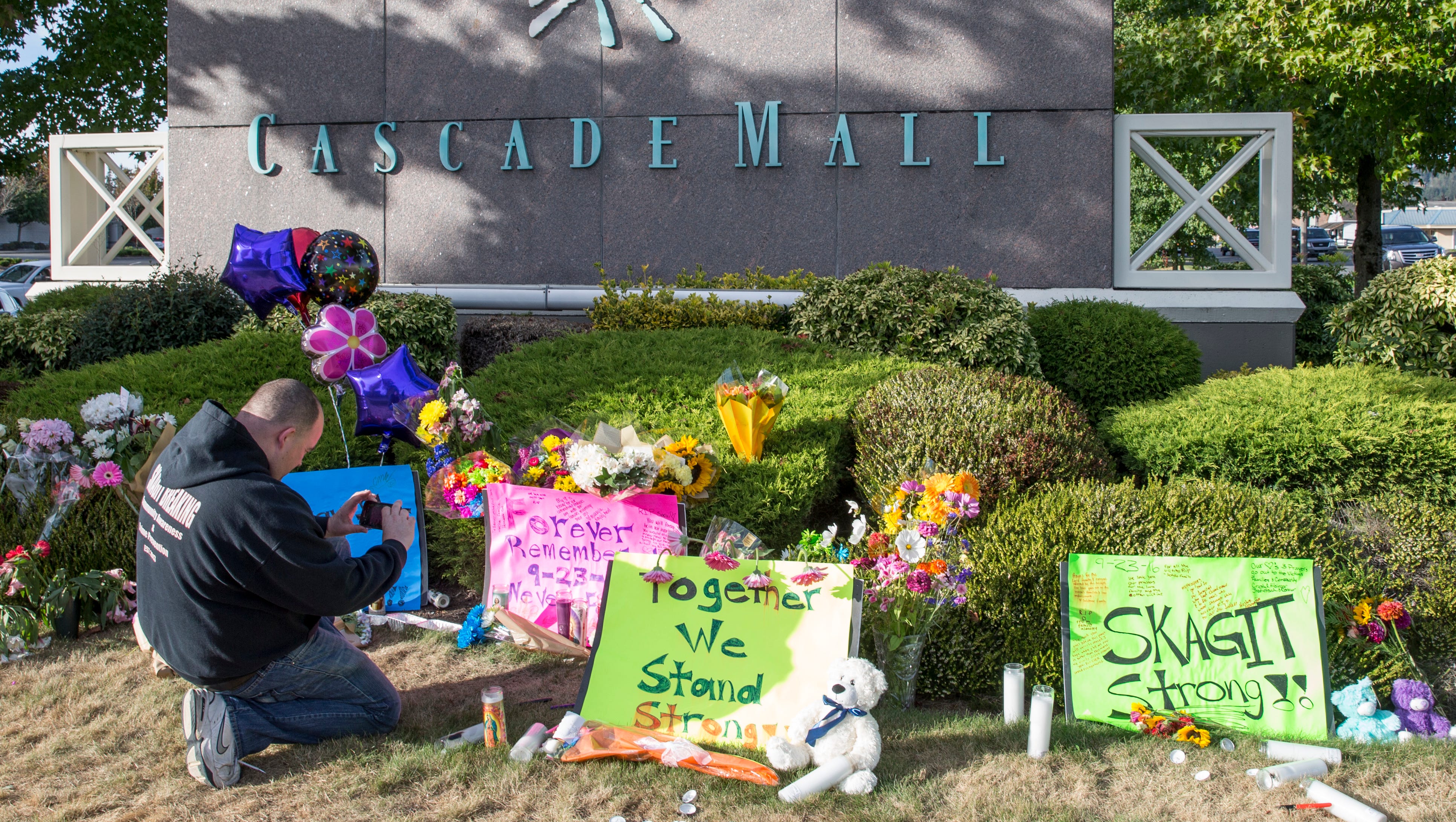 Washington mall reopens after deadly rampage; Macy's still shut