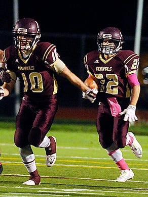 Football: Arlington football wins playoff game