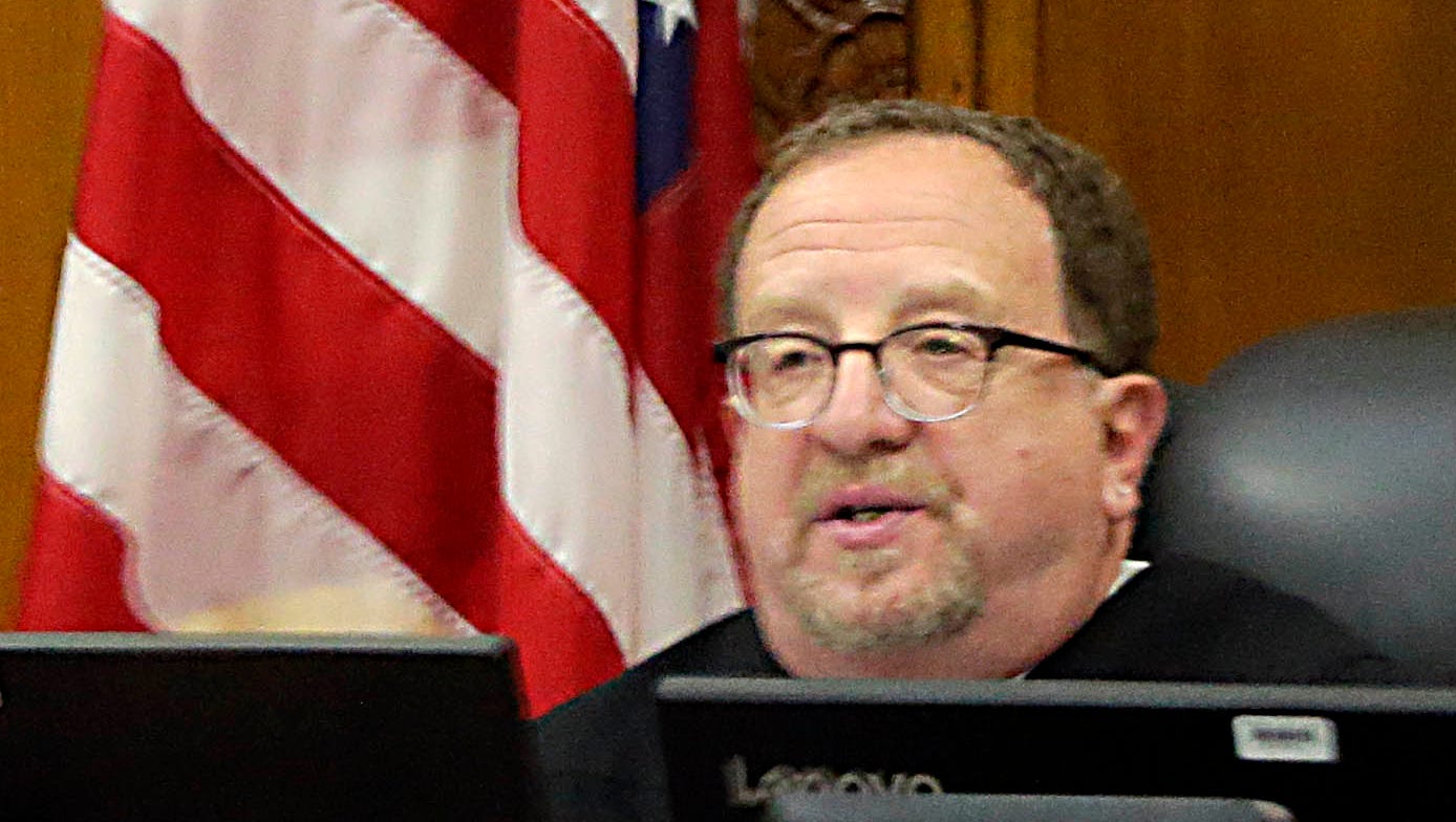 Milwaukee lawyer held in contempt by judge who insulted him