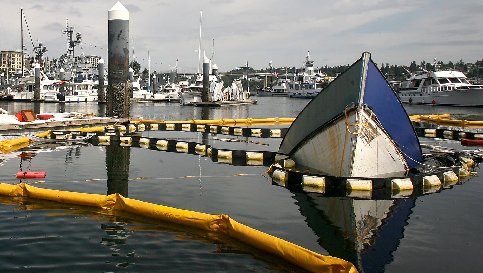 80-foot boat sinks at Bremerton Marina