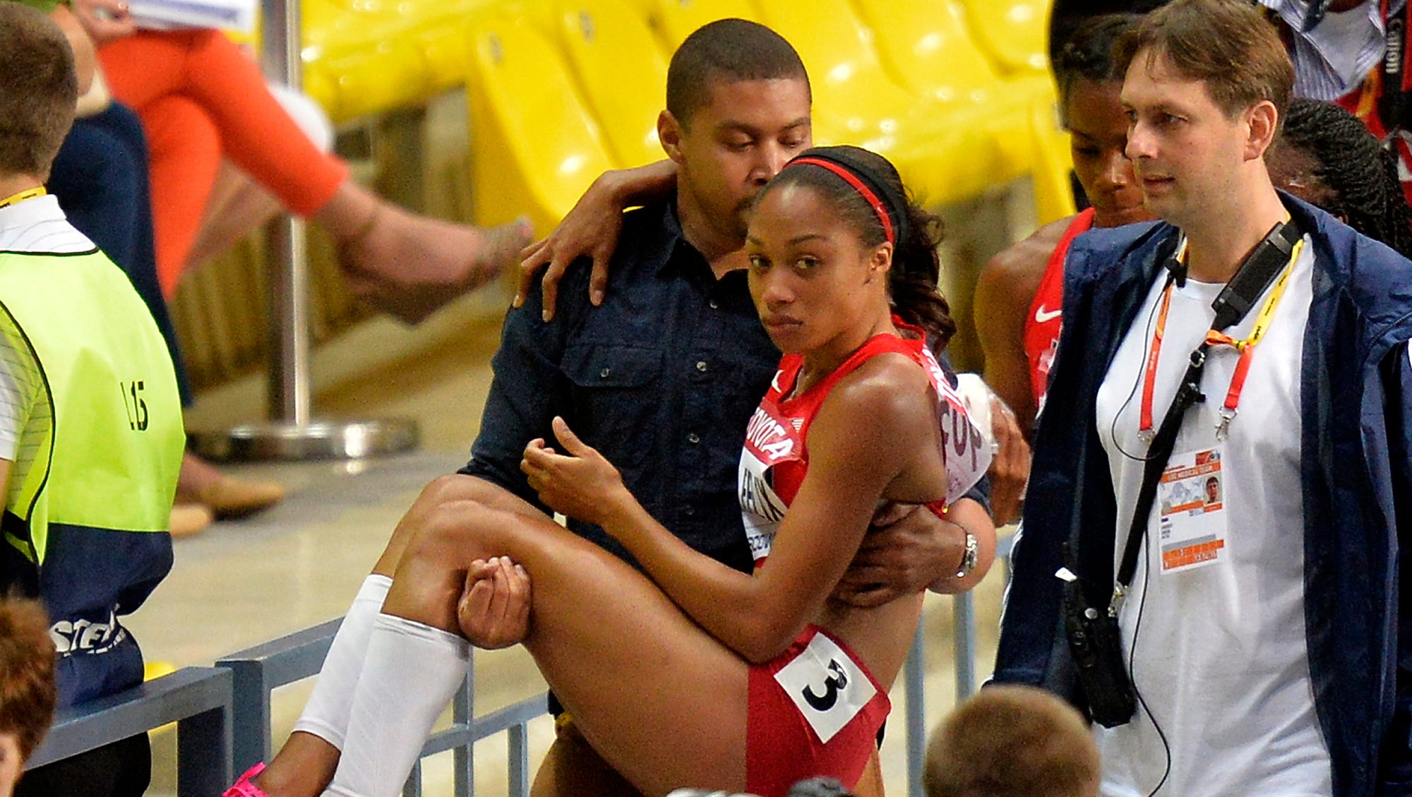 Usain Bolt reaches 200 final; Felix carried off track