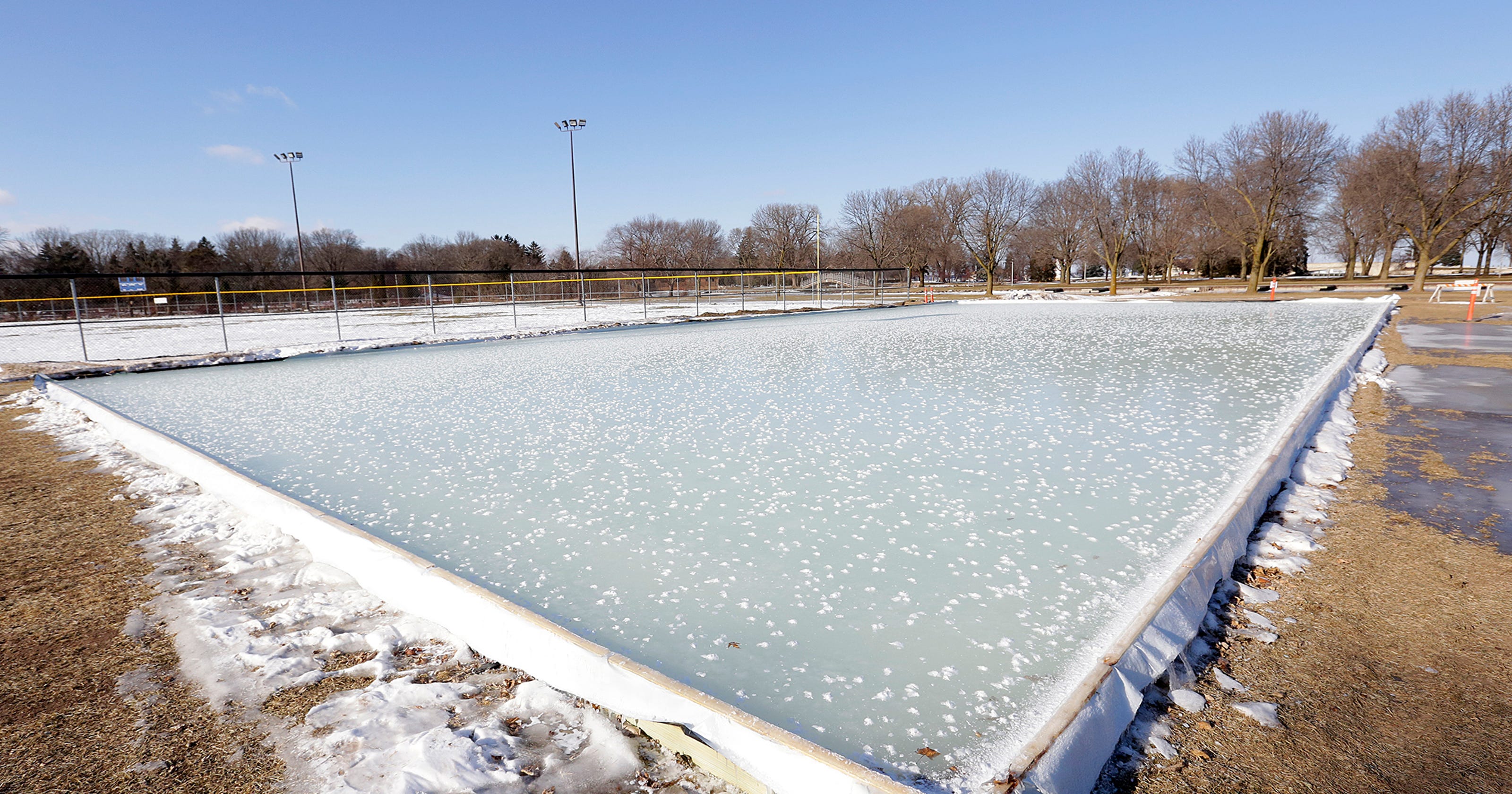 Ice skating rink to open in Lakeside Park