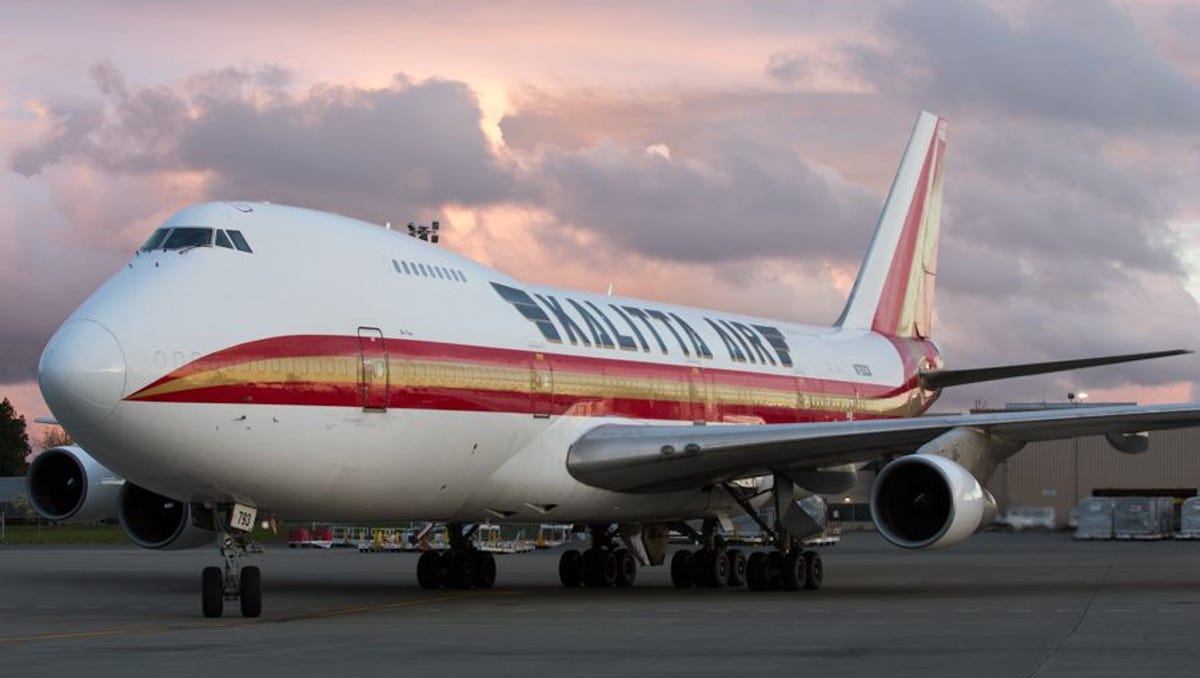 One of the last airworthy Boeing 747-200s flies into retirement