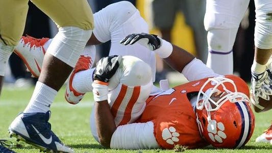 Clemson QB Watson leaves with apparent knee injury