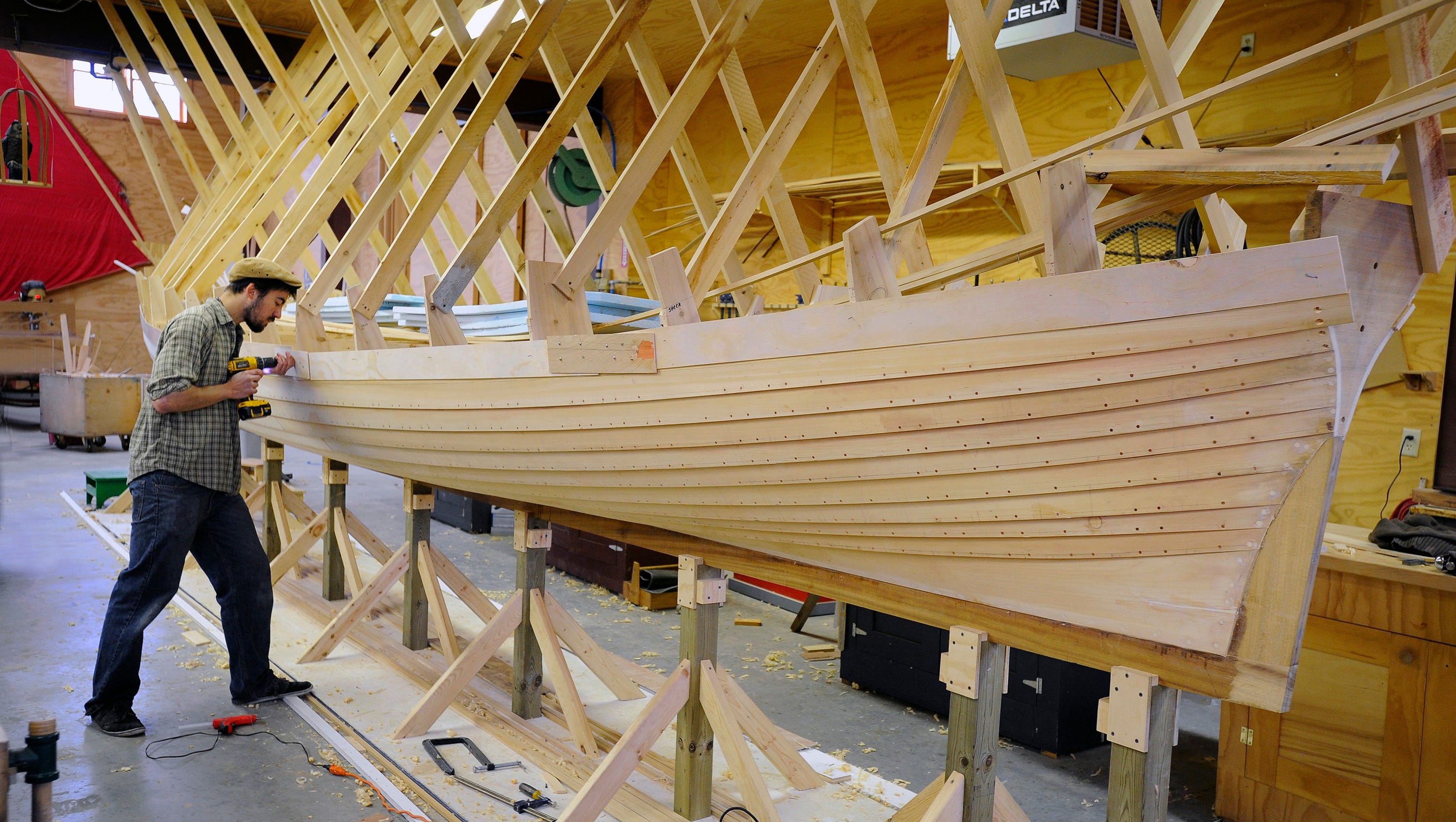 Students in Michigan take on art of building classic boats