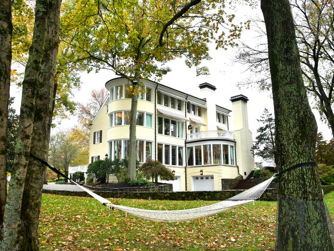 Take a peek inside Reba McEntire's former home