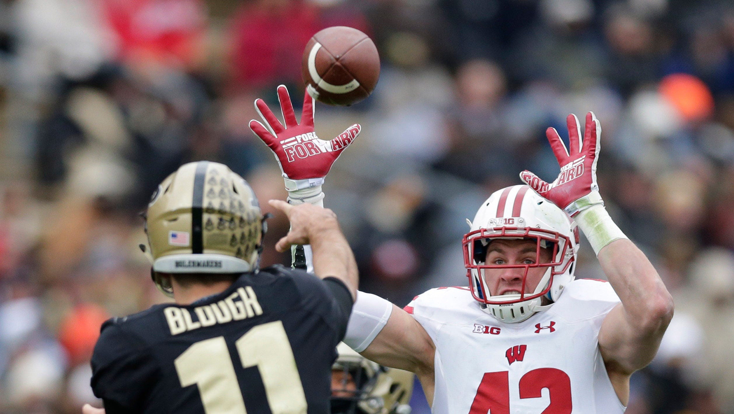 UW linebackers downplay all-league honors