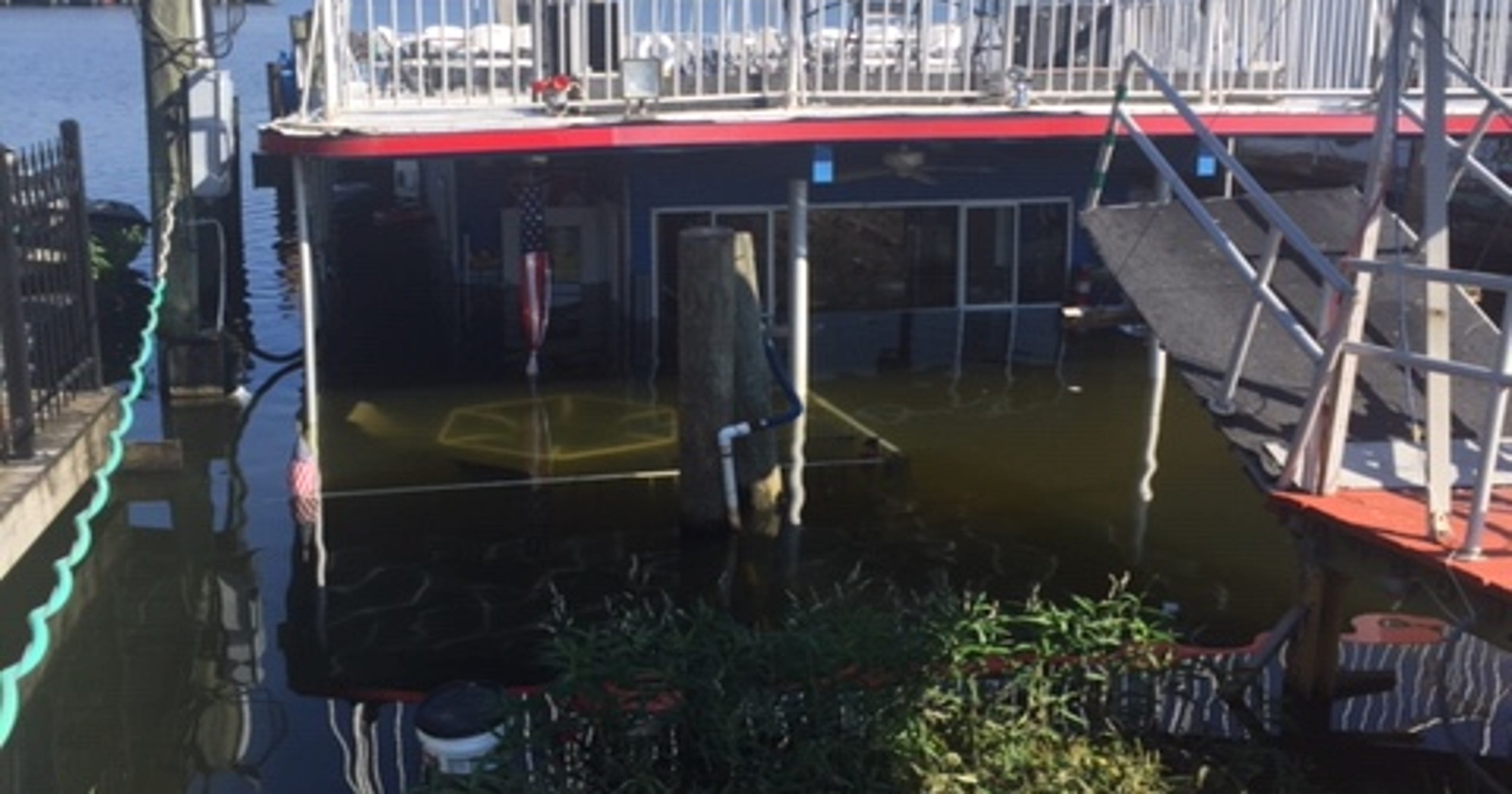 Party boat sinks in Reservoir