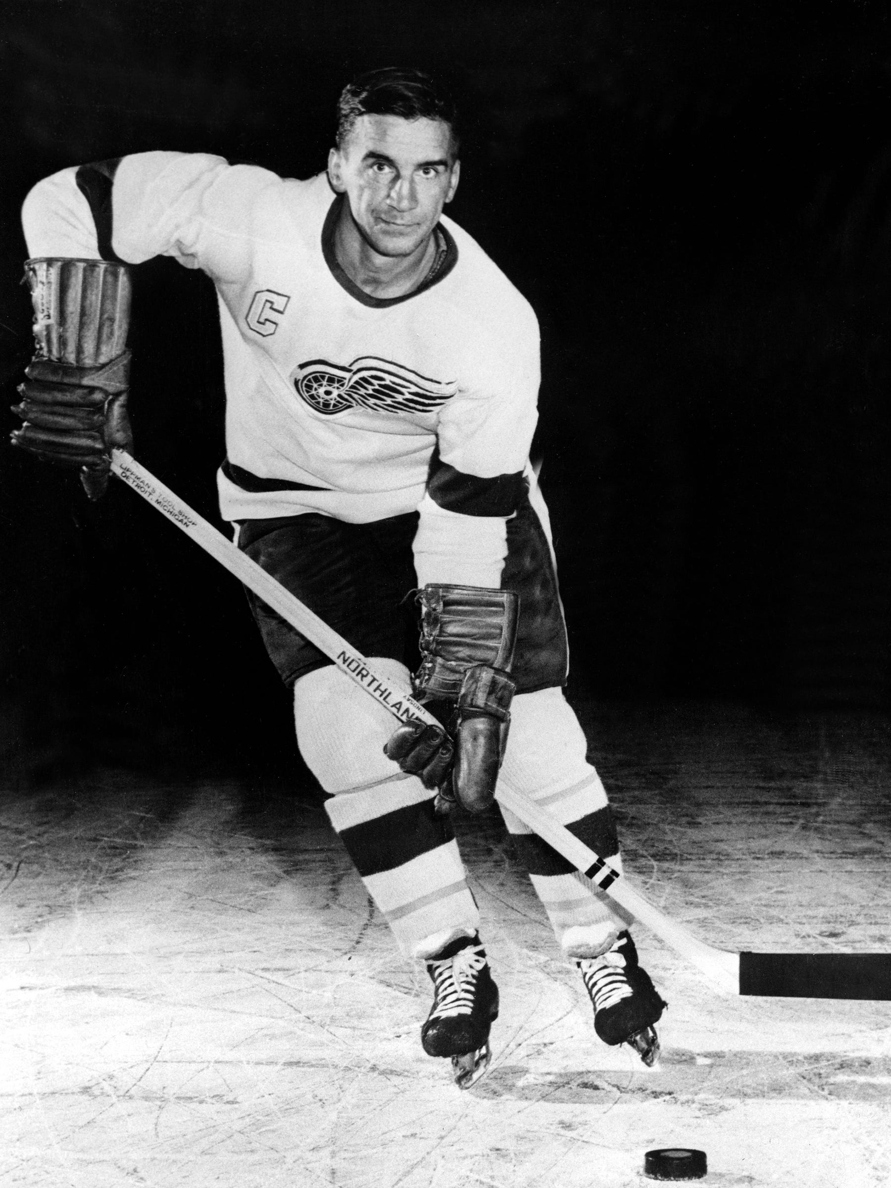 Detroit Red Wings legend Ted Lindsay dies at 93