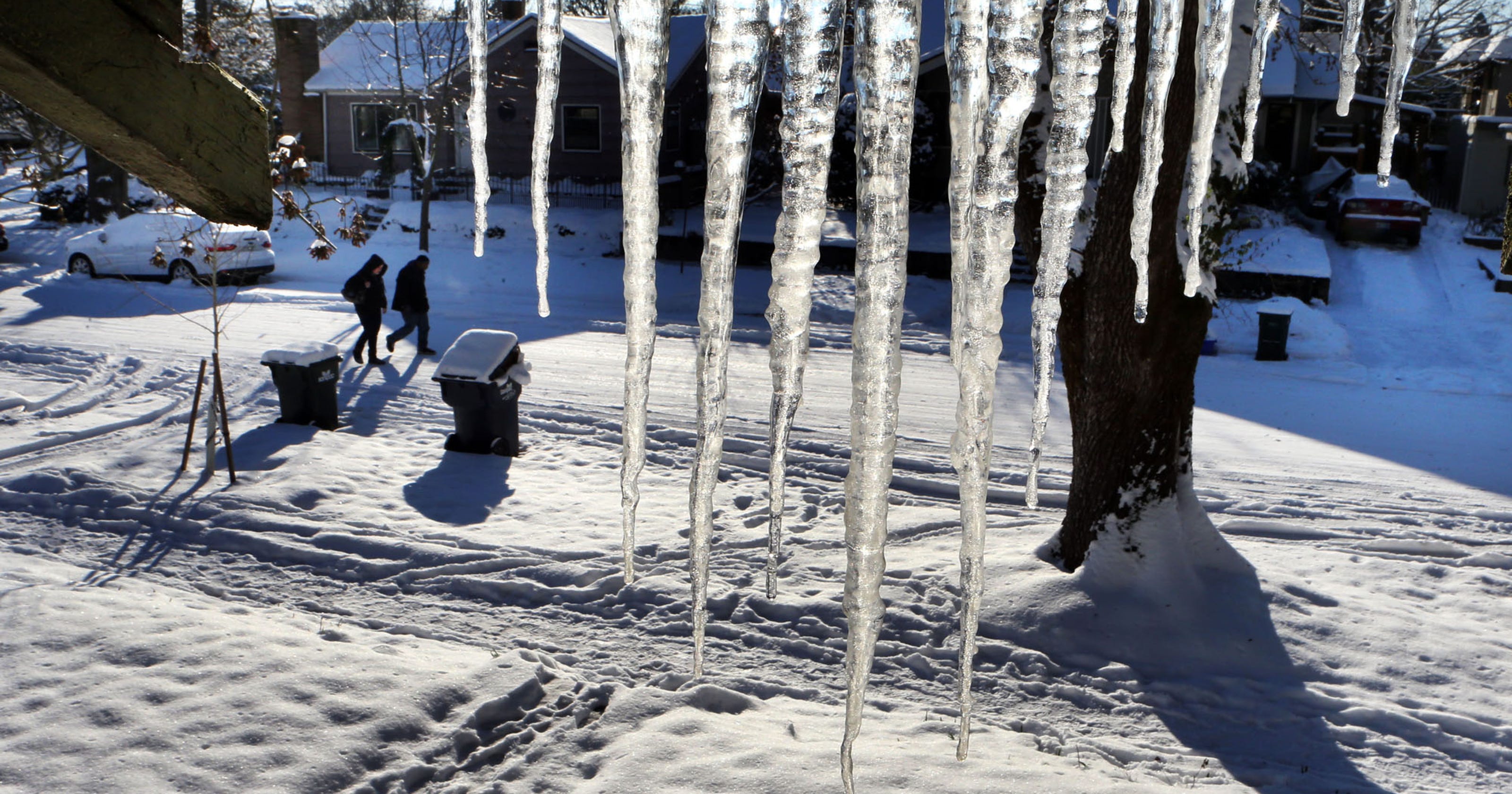 Snow, sleet and ice drive into eastern USA