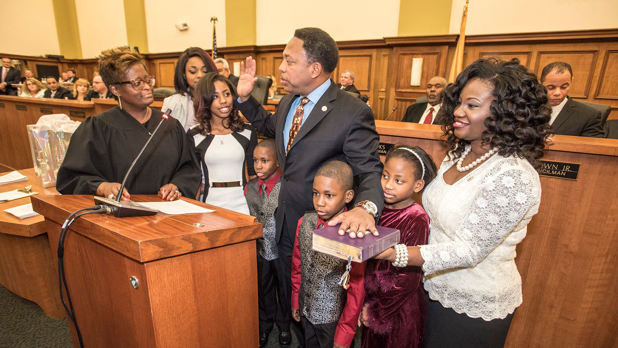 Armstead sworn in as Linden's new mayor