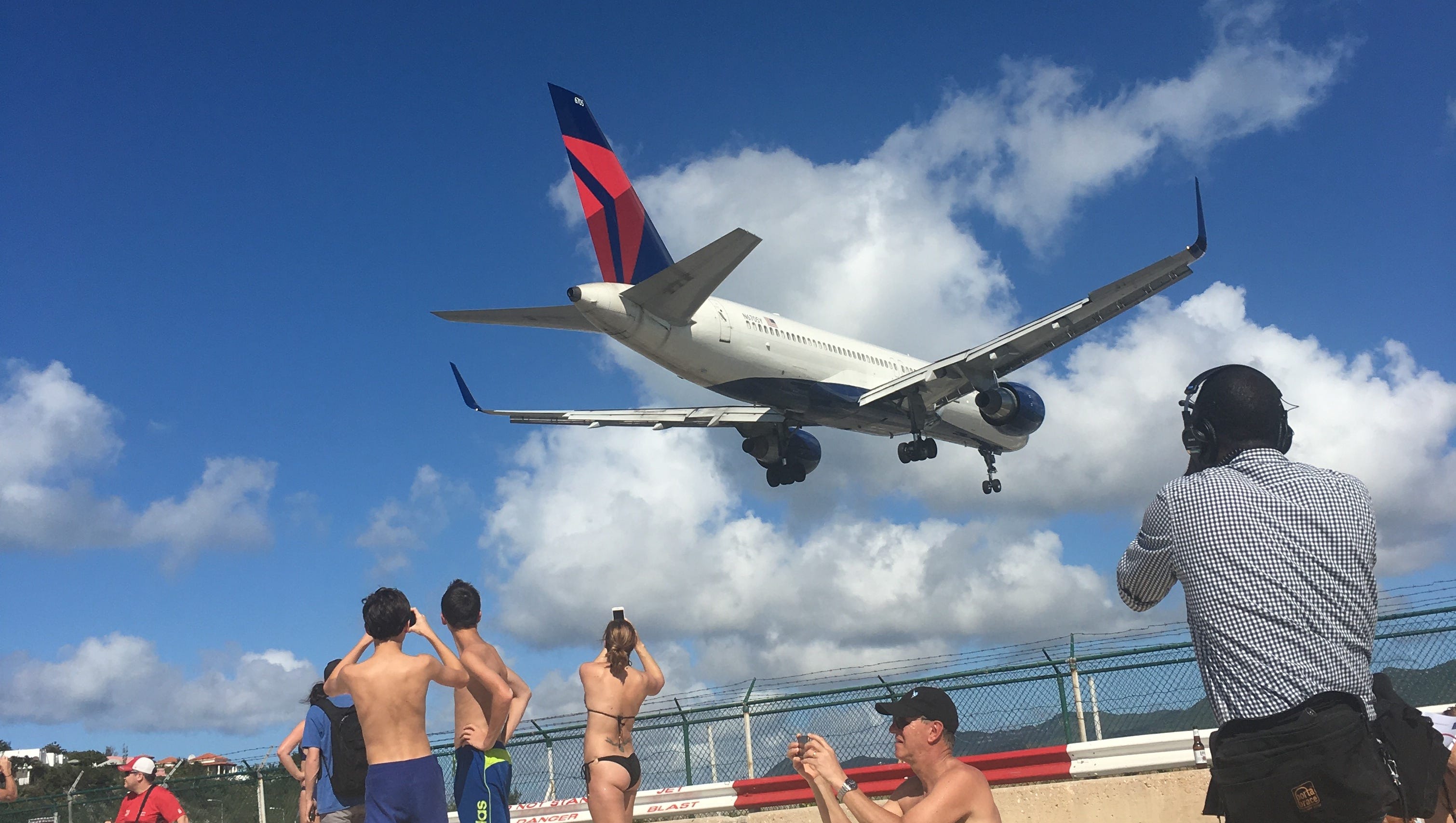 Beach-goers flock to St. Maarten for wild plane landings