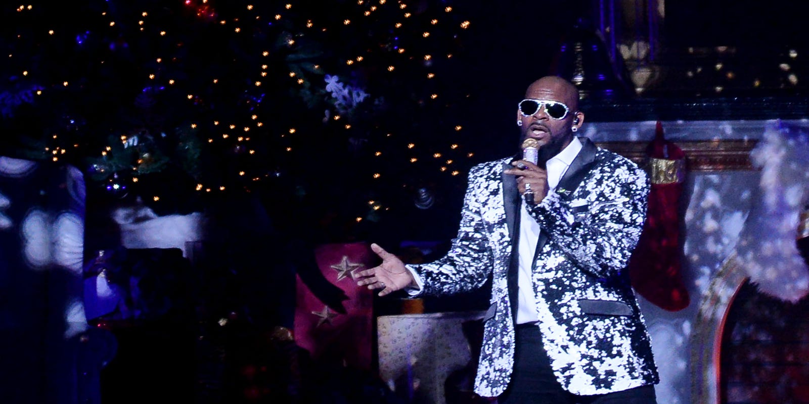 Review: R. Kelly gets freaky for Christmas at the Fox