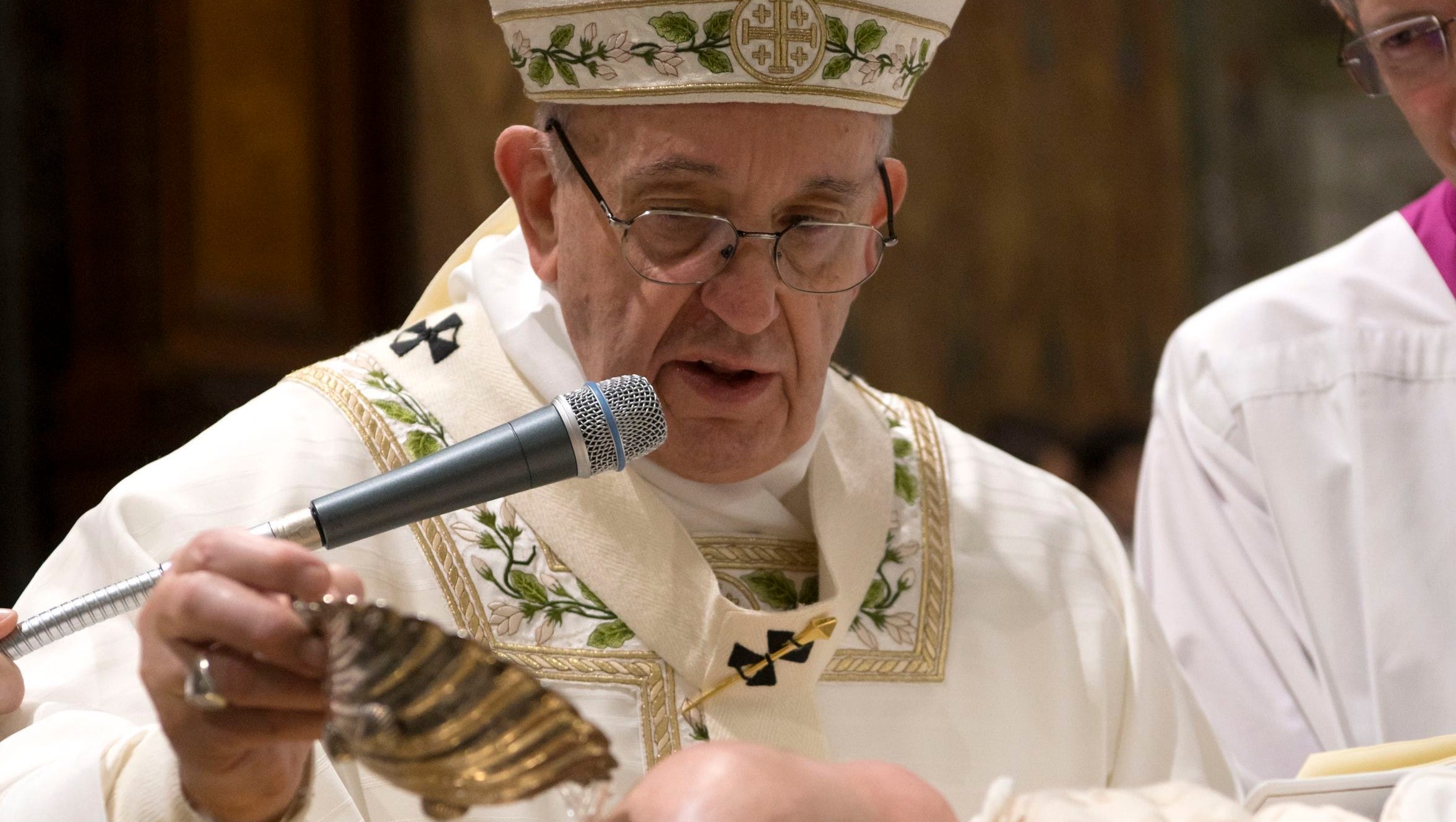 Pope encourages breastfeeding in Sistine Chapel