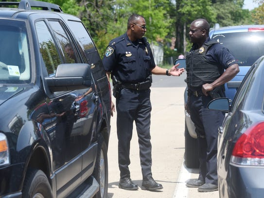 Police officer, woman shot in Shreveport