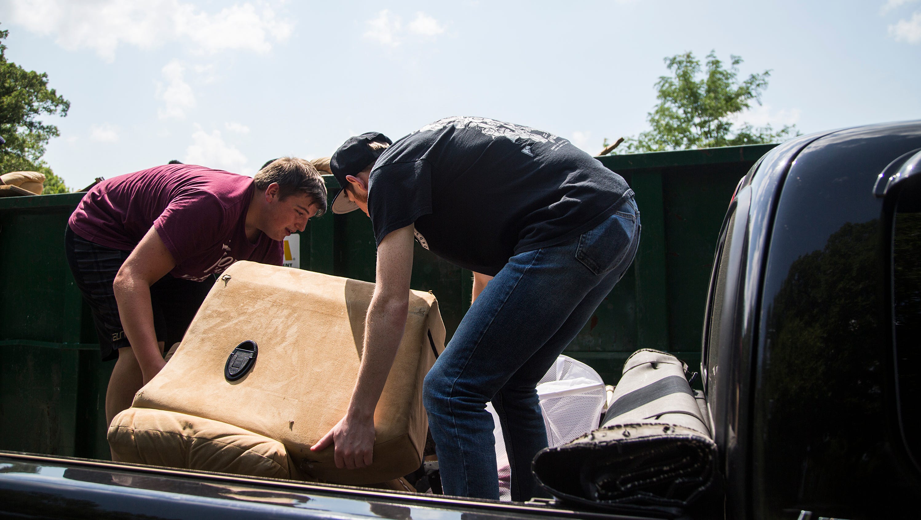 Des Moines flooding: Long wait lines at flood debris drop-off sites
