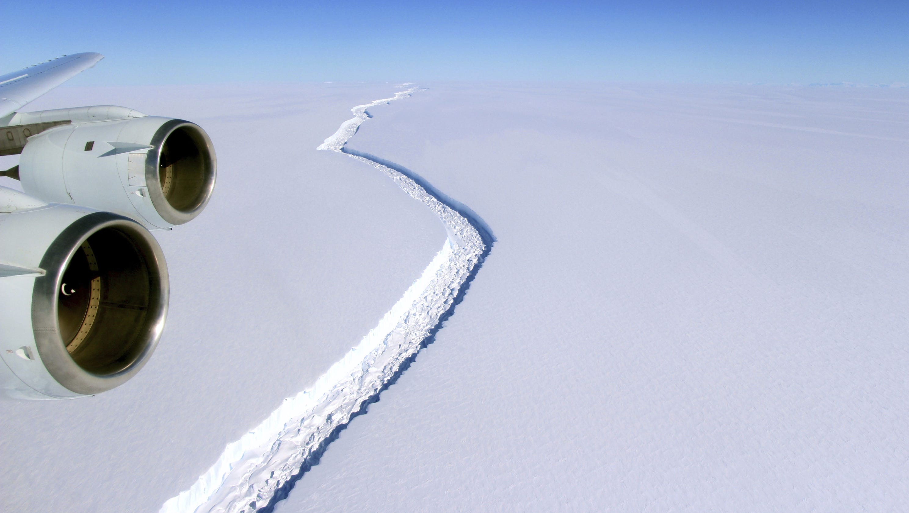 Huge crack in Antarctic ice shelf grows by 6 more miles