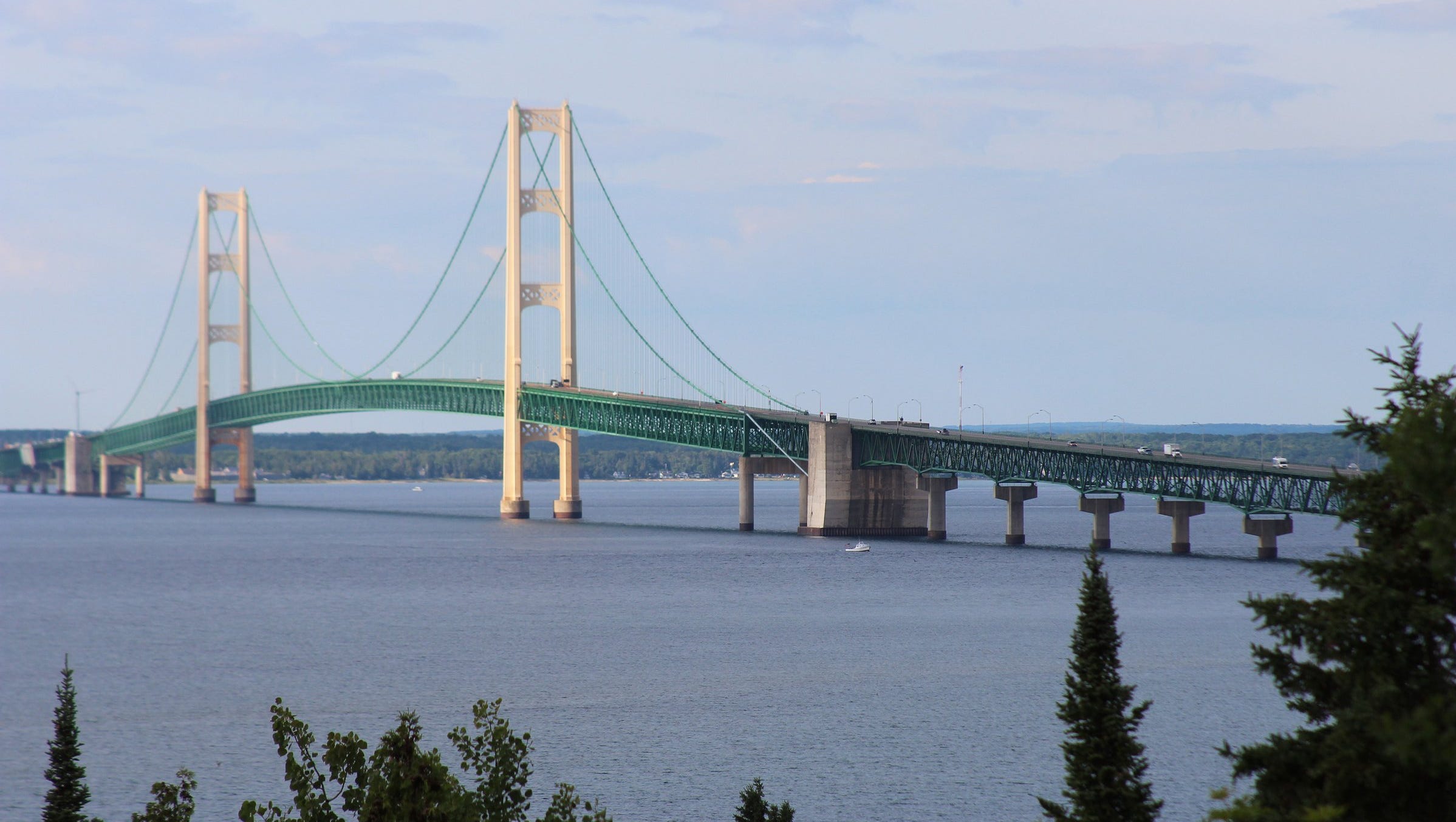 More than 3.9M vehicles crossed Mackinac Bridge in 2015