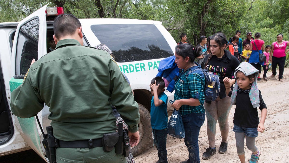 Border Patrol Detains Immigrant Families Crossing Us Mexico Border