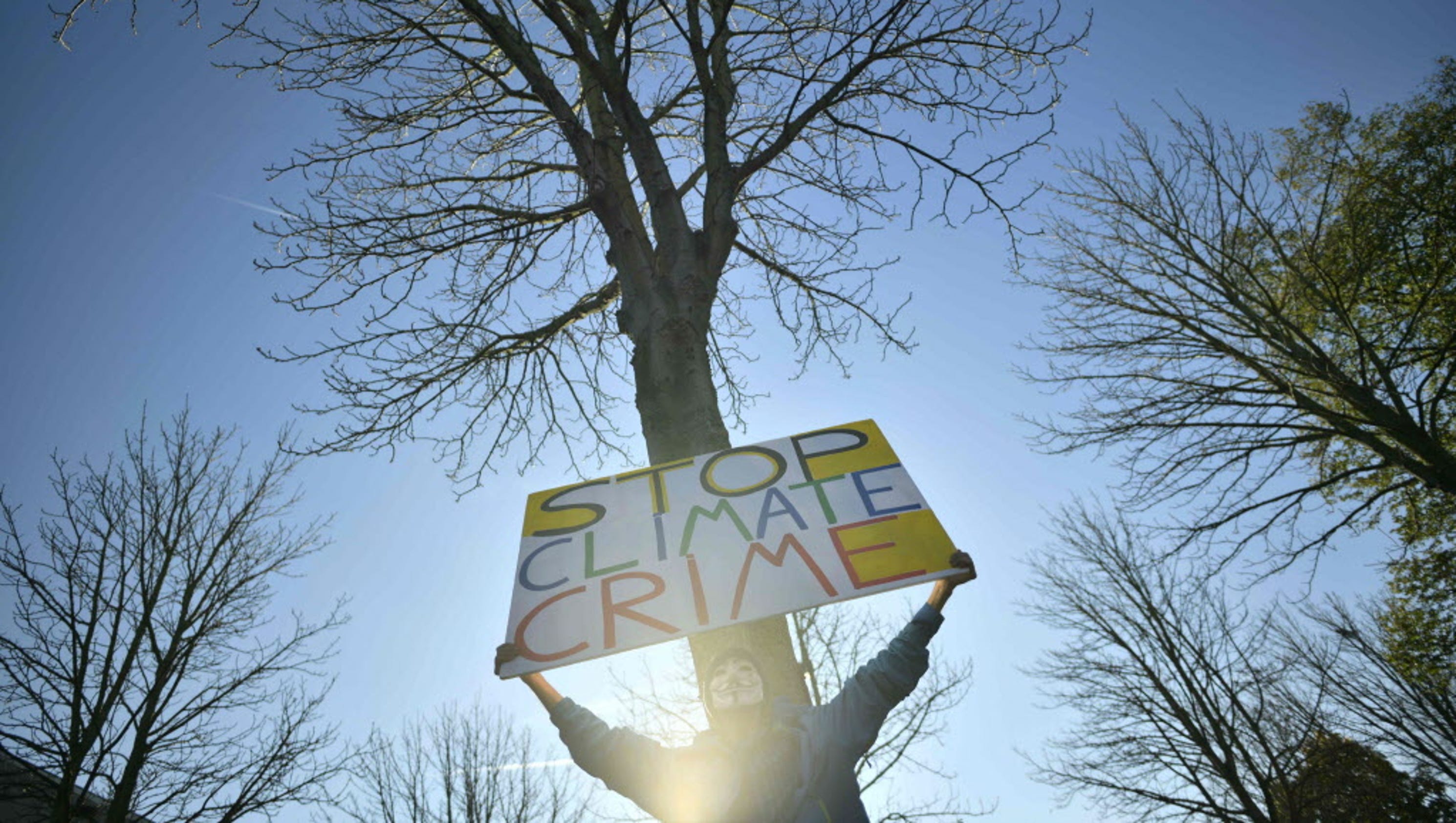 U.S. mayors sign pact to carry out Paris Agreement