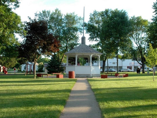 9 of the prettiest town squares in Iowa
