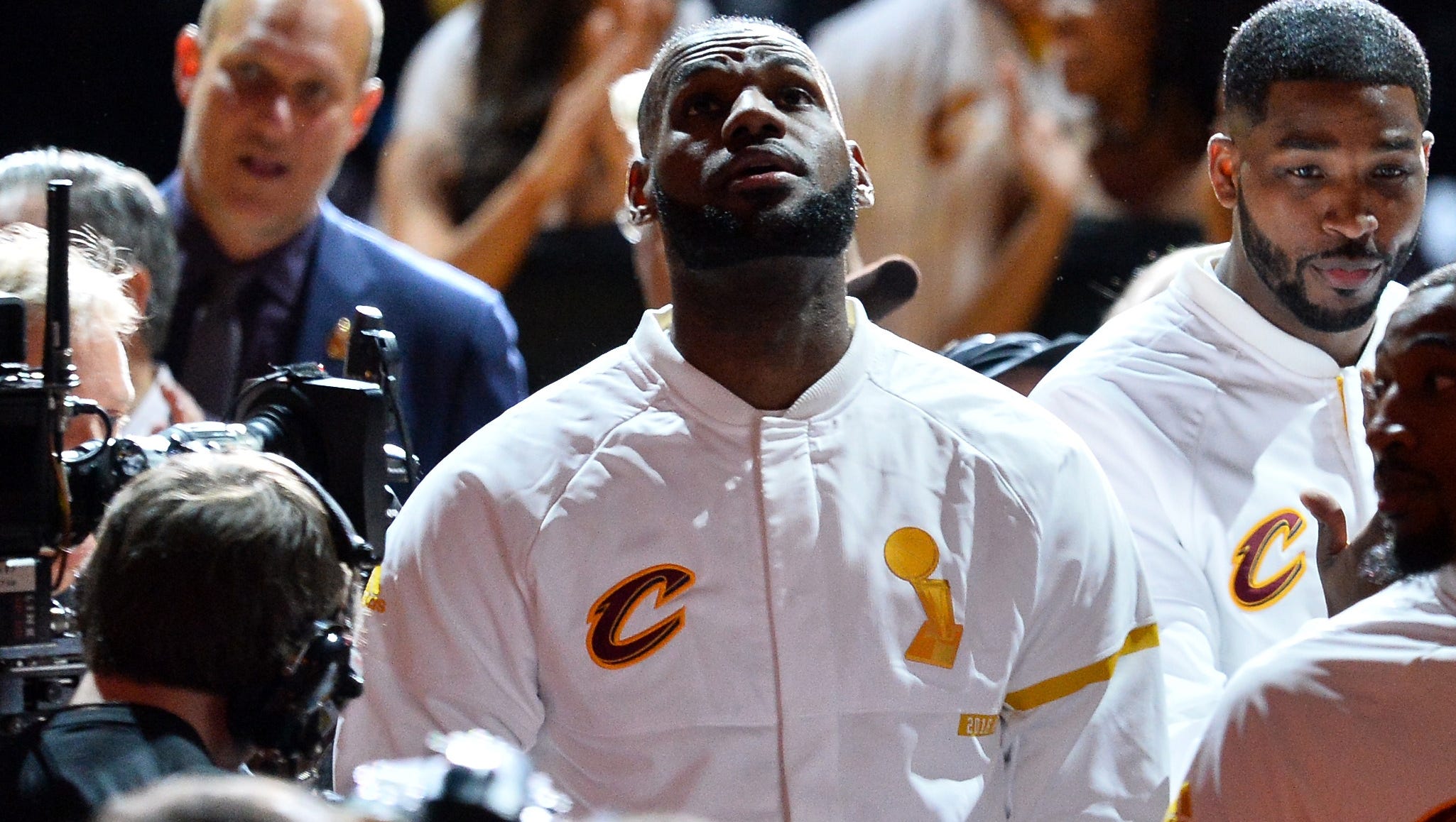 LeBron James, Cavaliers get championship rings in emotional ceremony