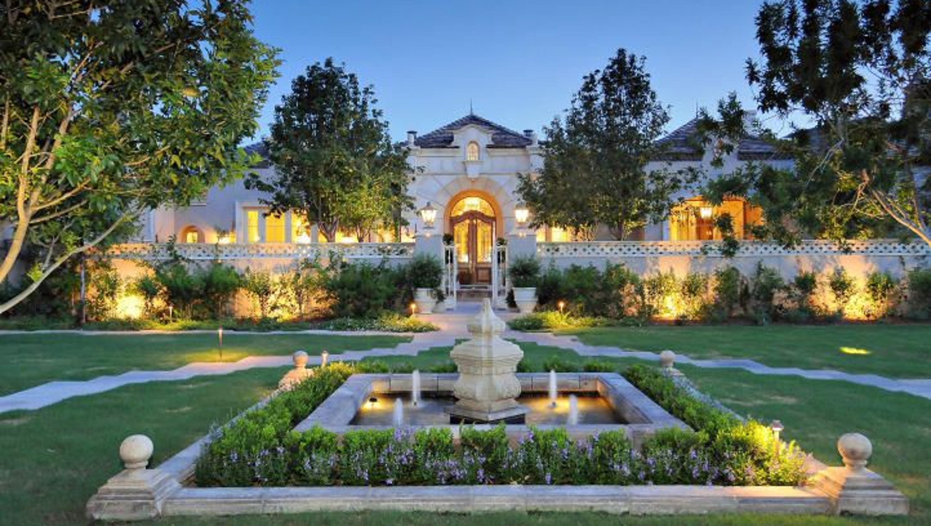 $6M Paradise Valley mansion has views of Mummy Mountain