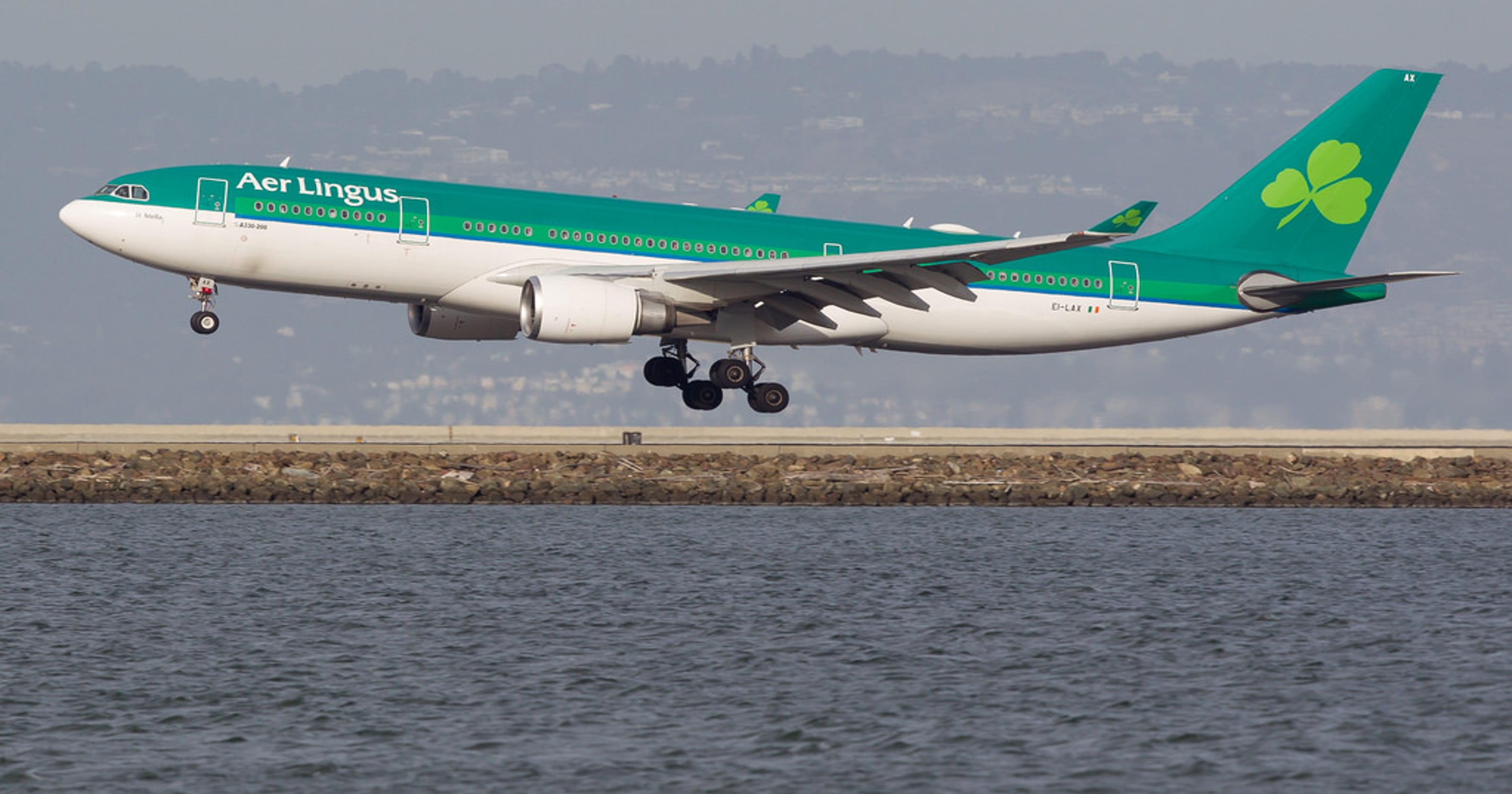 San Francisco: Aer Lingus Airbus A330 wing clips building while taxiing