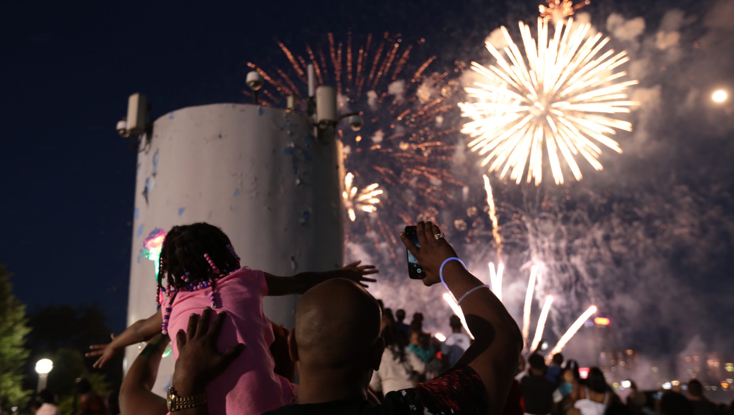 Crowd gathers in anticipation of Detroit fireworks show
