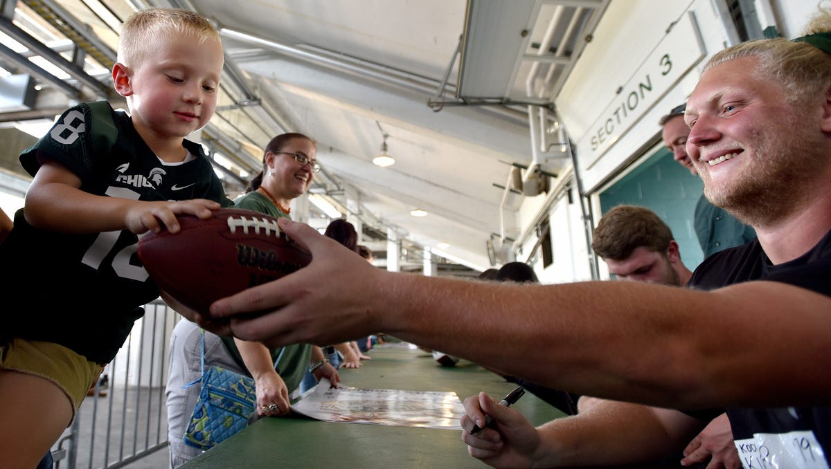 Fans meet Michigan State's football team