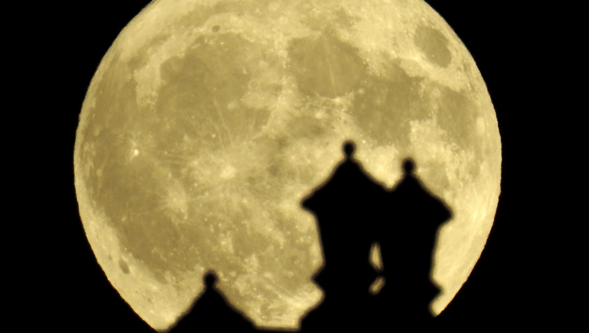 October full moon wows skywatchers worldwide