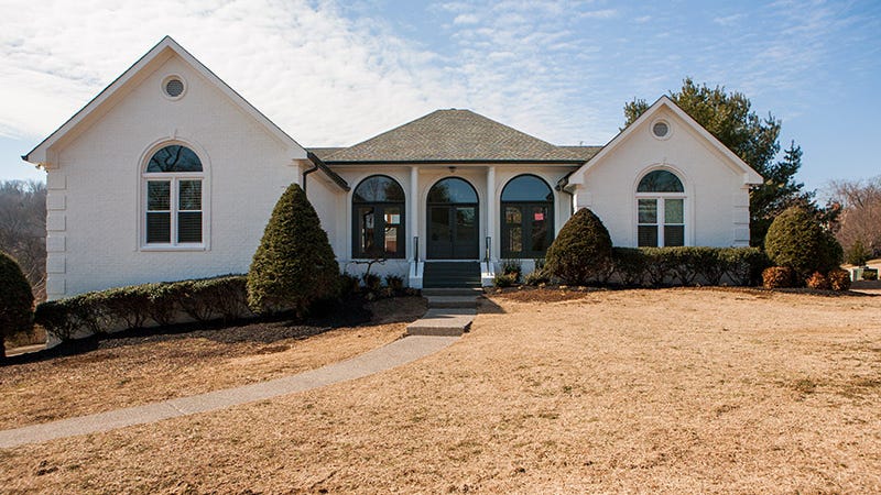 Flipping a ’90s house is all about style