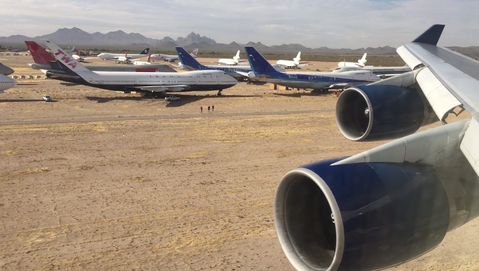 Raw video: Delta's last Boeing 747 makes low pass over Arizona 'boneyard'
