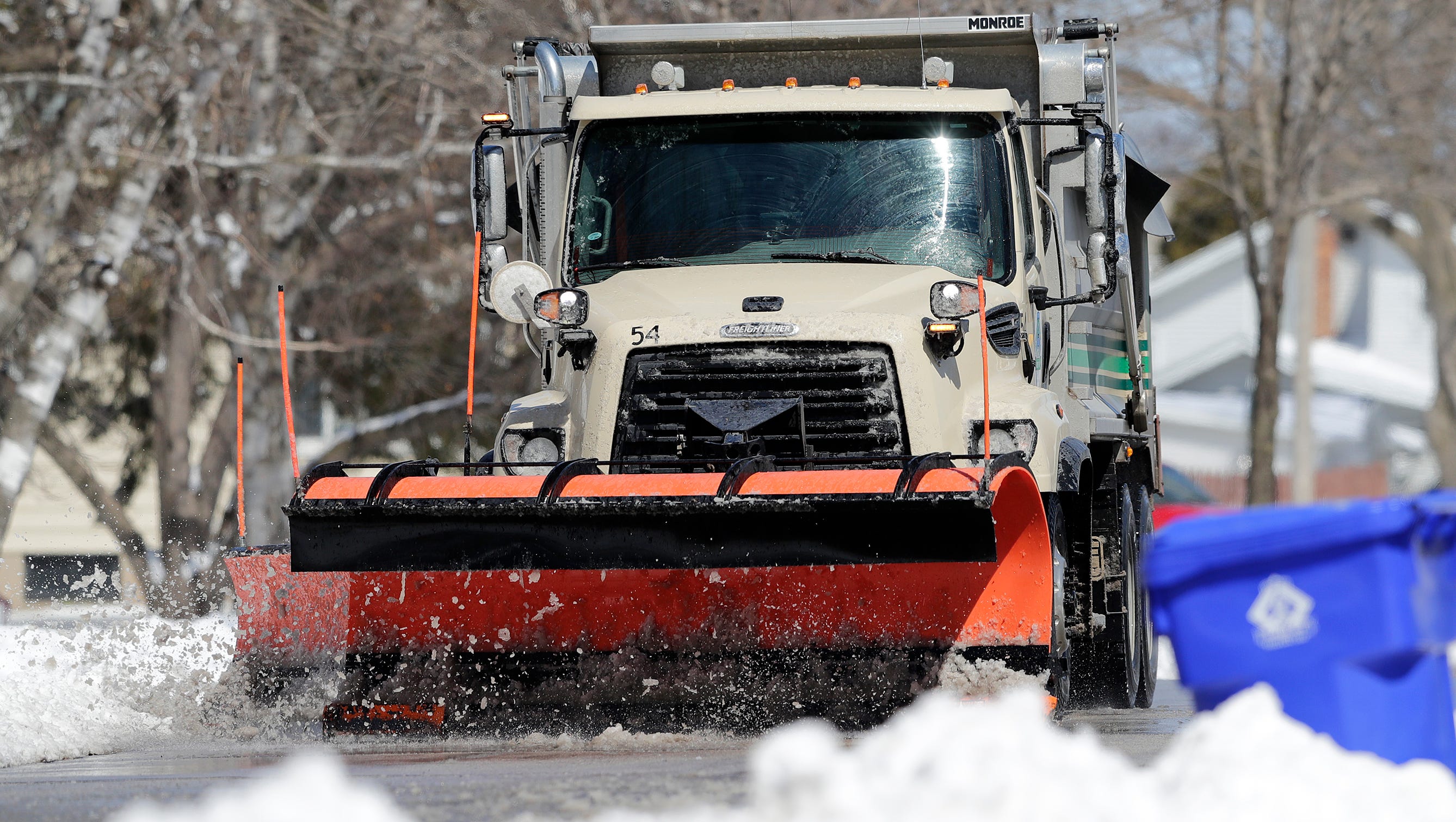 Green Bay spring snowstorm drops record 9 inches of snow