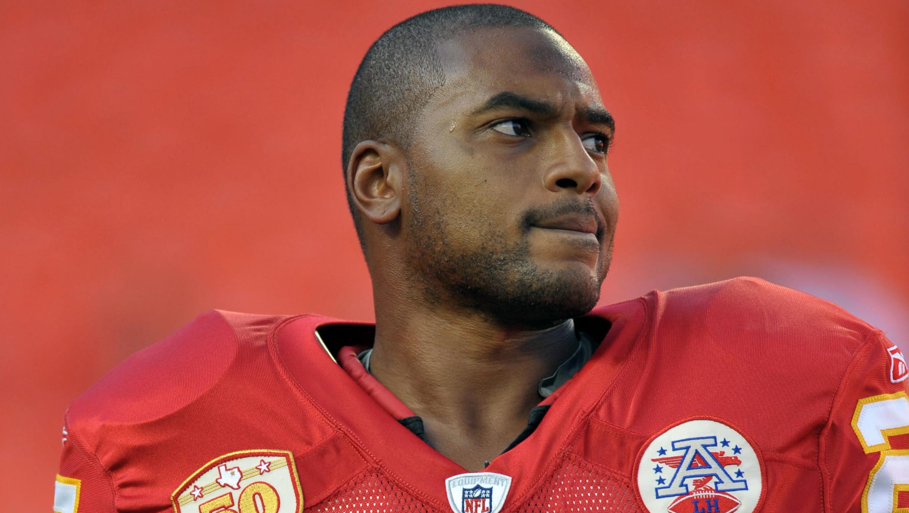 Ex-NFL player Larry Johnson charged with battery