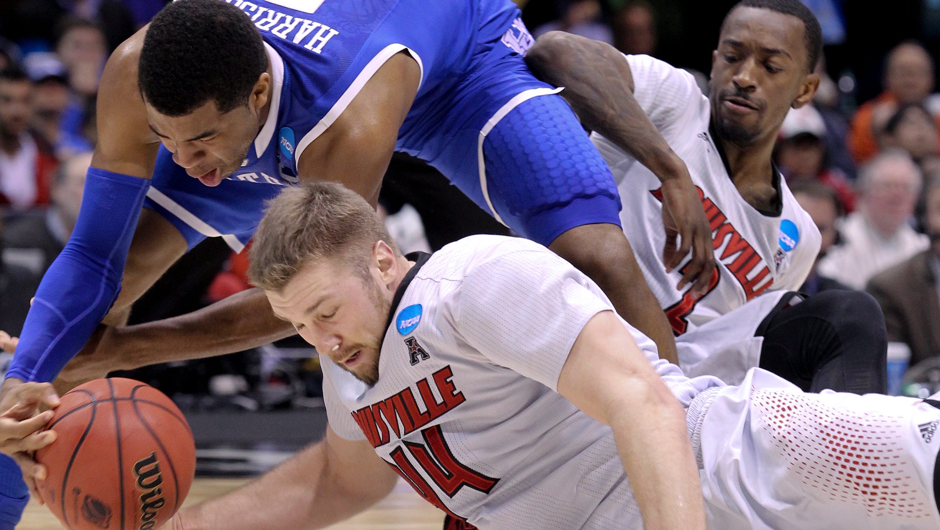 Kentucky beats Louisville with closing surge, 74-69