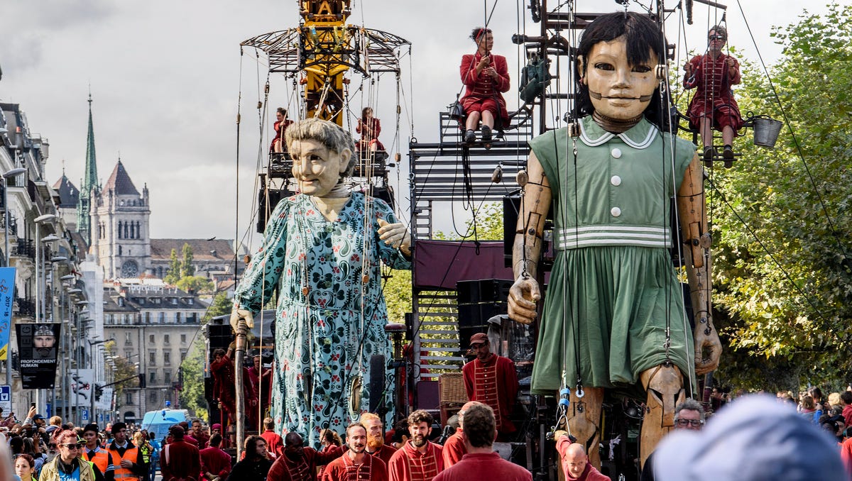 Giant puppets highlight Switzerland street performance
