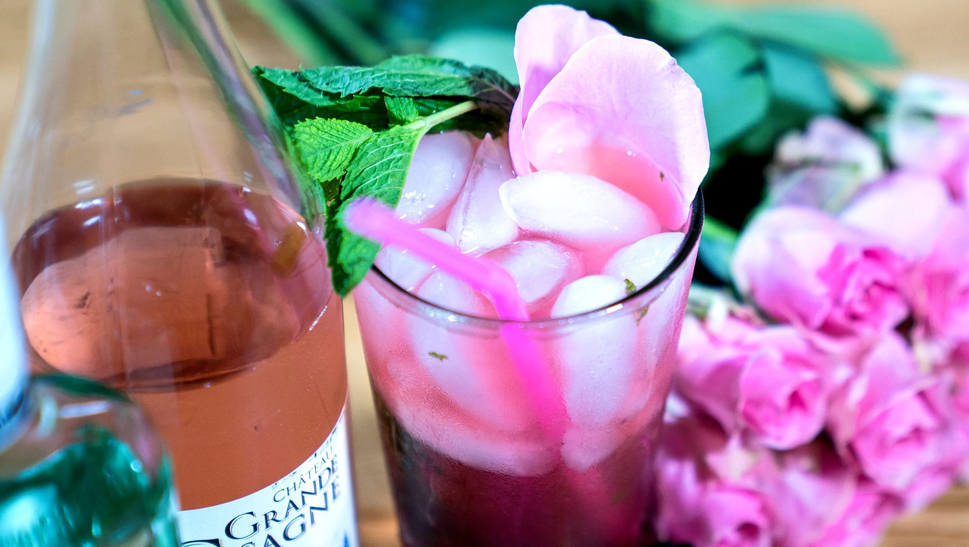 This rose mojito cocktail is the official drink of summer 2017