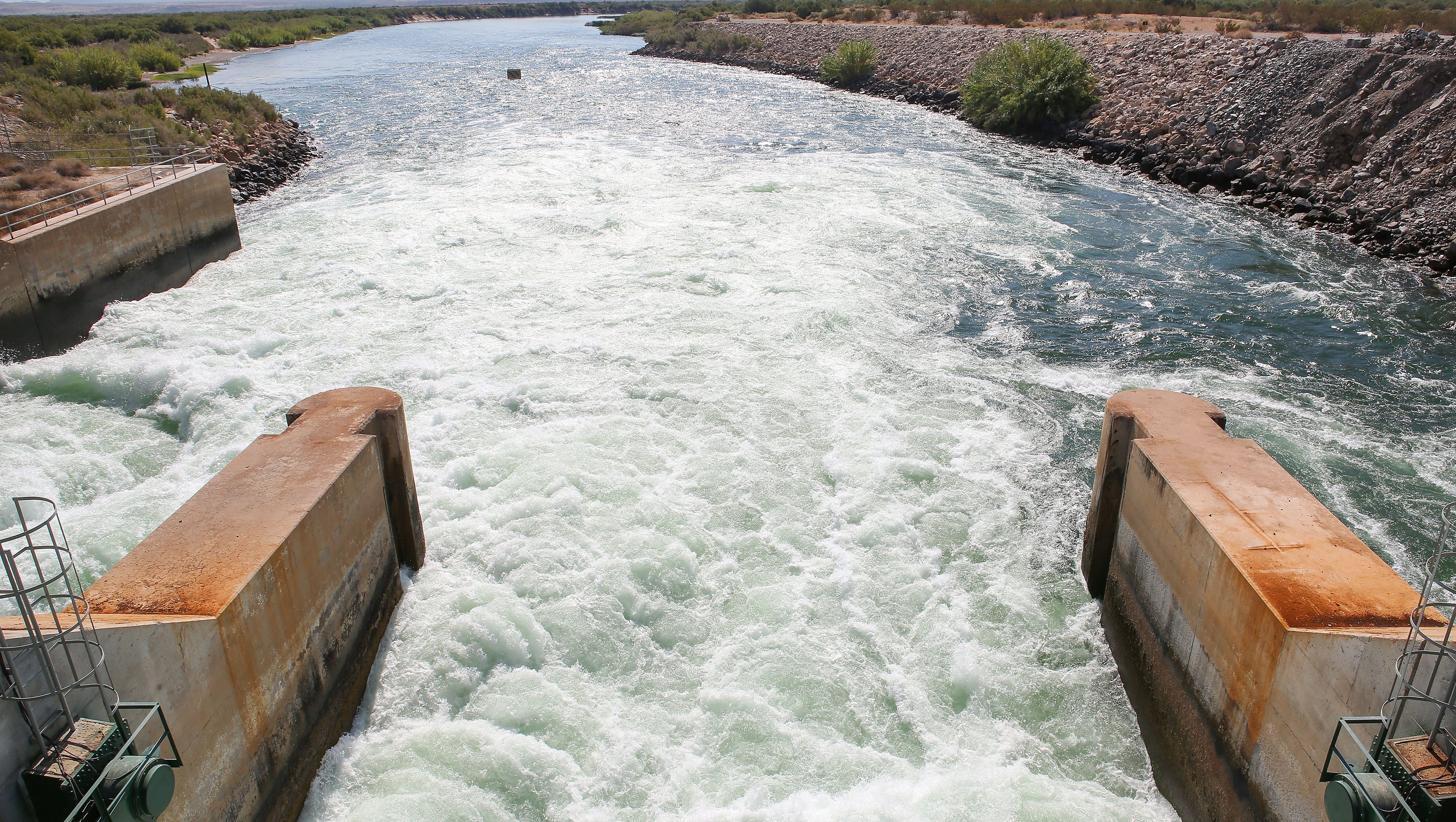 Desert cities are saving water. Farms and golf courses, not so much