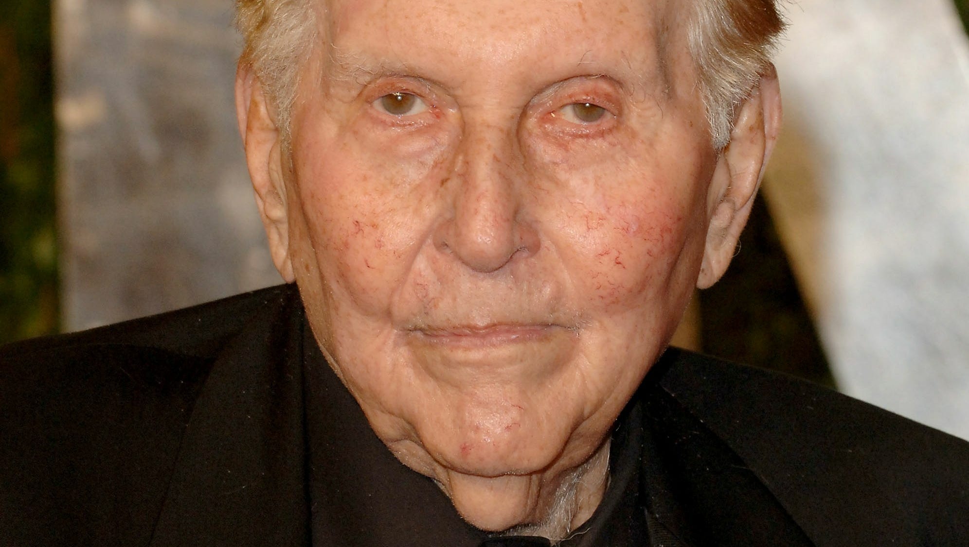 Viacom to stop paying Sumner Redstone's salary