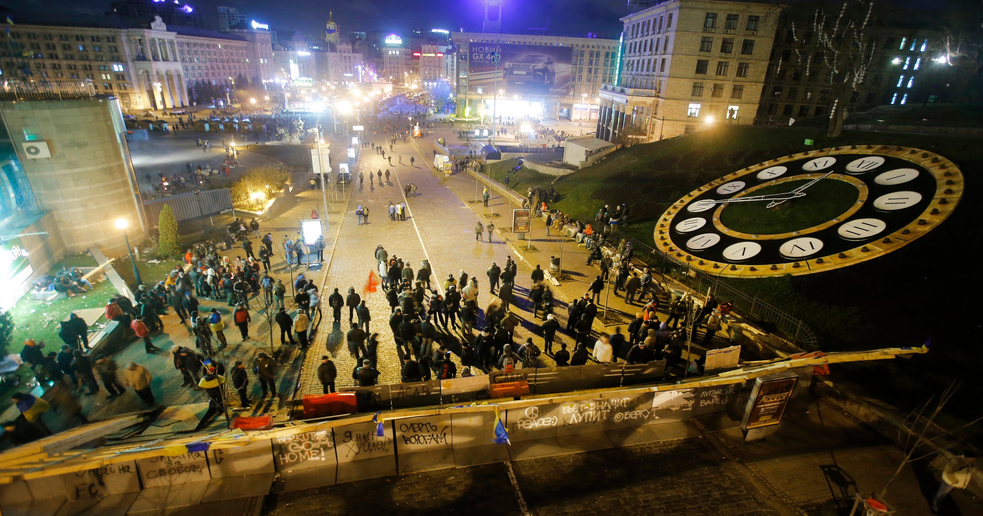 Ukrainian protesters besiege government building