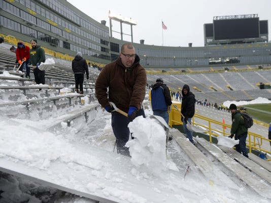Hundreds help shovel snow at Lambeau Field