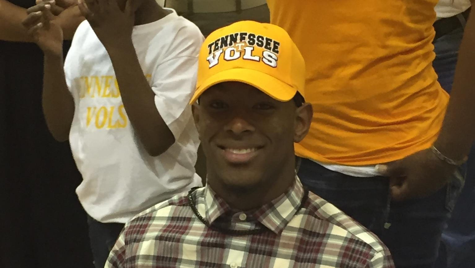 Latrell Williams signs with Vols