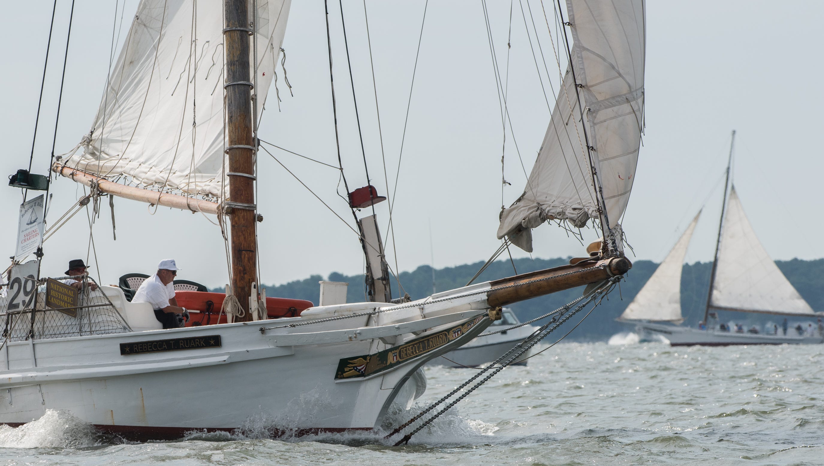 Winds lift Murphy to 11th Deal Island Skipjack Race win