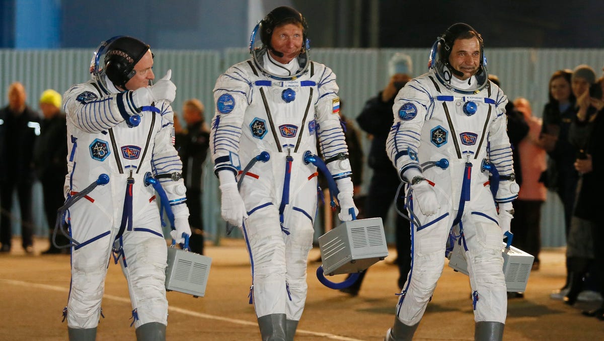 Astronaut Kelly launches on record-setting trip