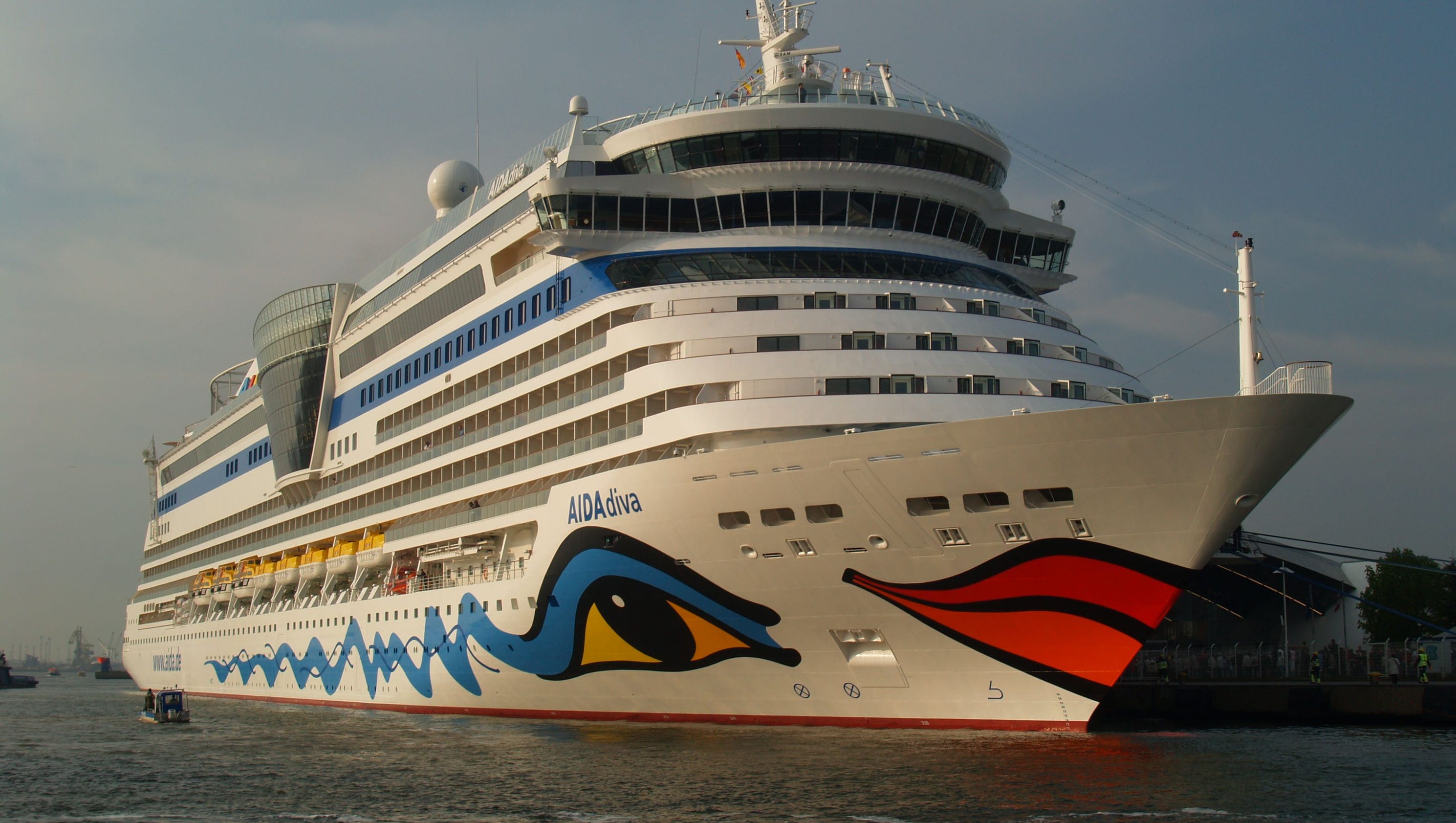 Cruise ship hull art: The crazy things lines are painting on vessels