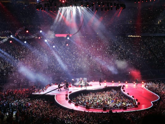 Rolling Stones' new stage offers a mix of cozy, crazy