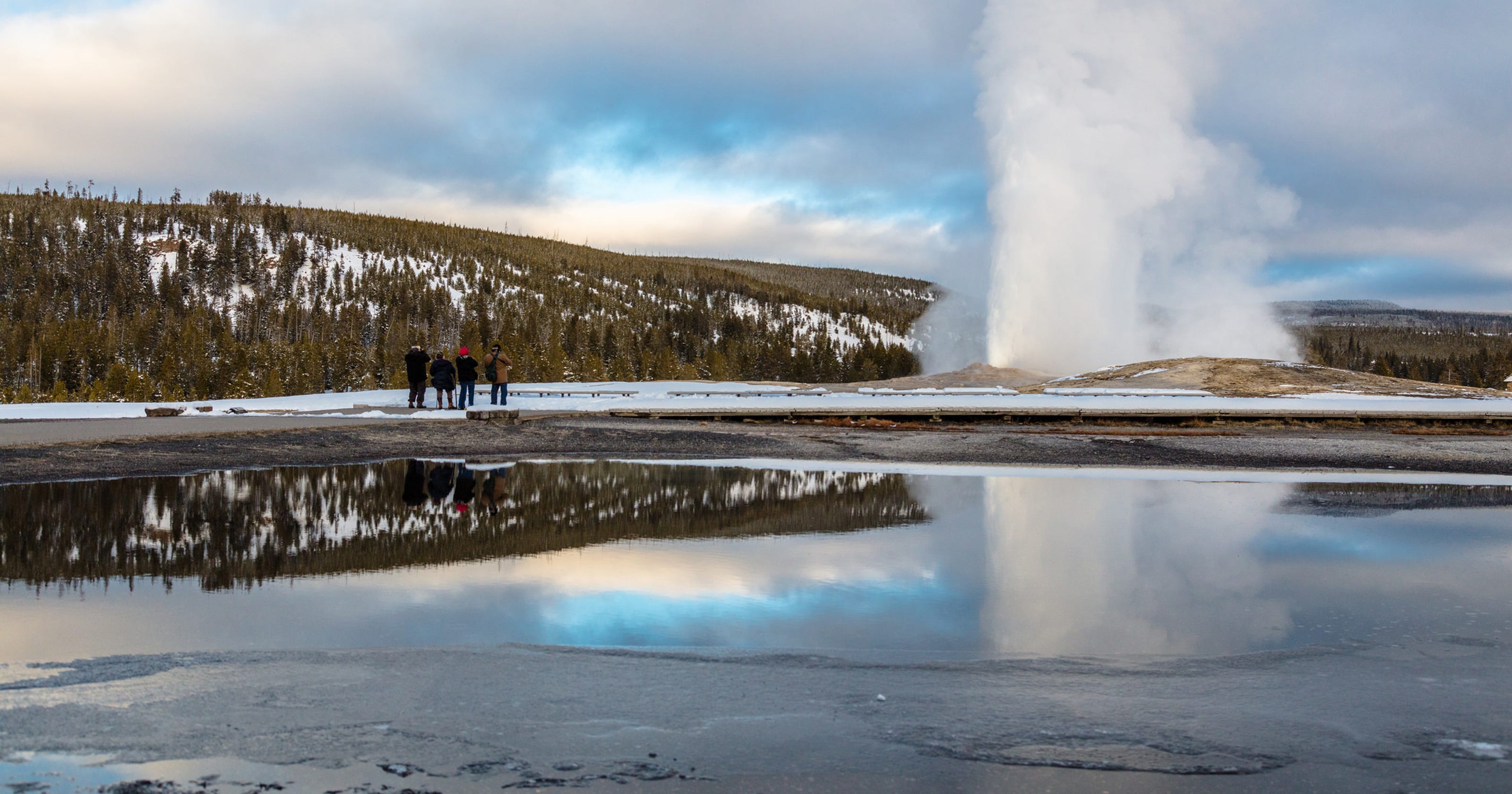 Man falls into Yellowstone hot spring, severely burned