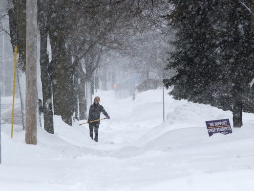 Wisconsin weather: Spring blizzard dumps record snow, upends travel